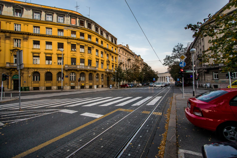 Sto godina razlike između dva prikaza ulice koja spaja dva poznata ...