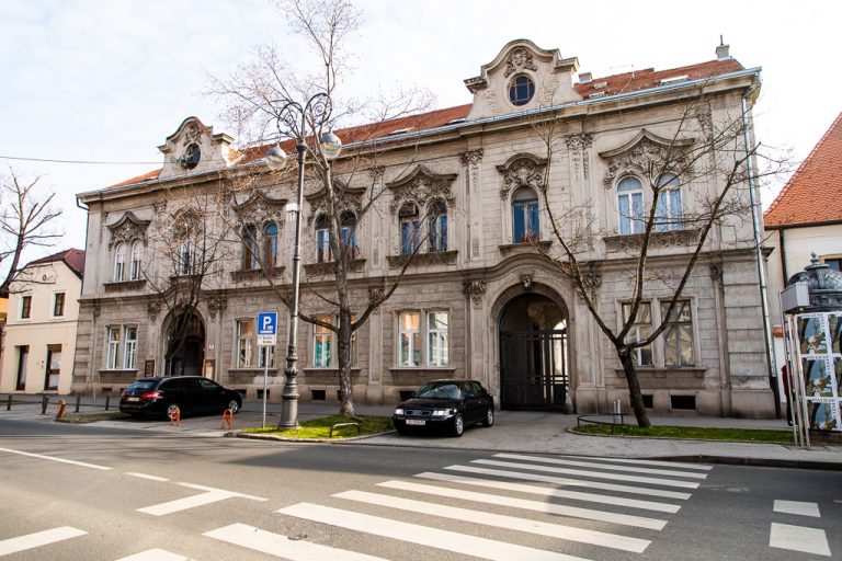 Dvorišna kanonička kurija Lektorija koja se spominje još u 15. stoljeću ...